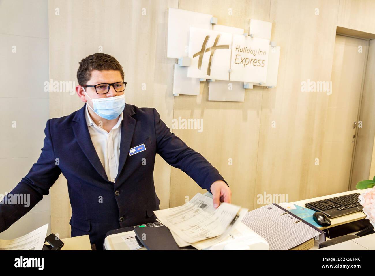 Front desk lobby agent man men male hi-res stock photography and images ...