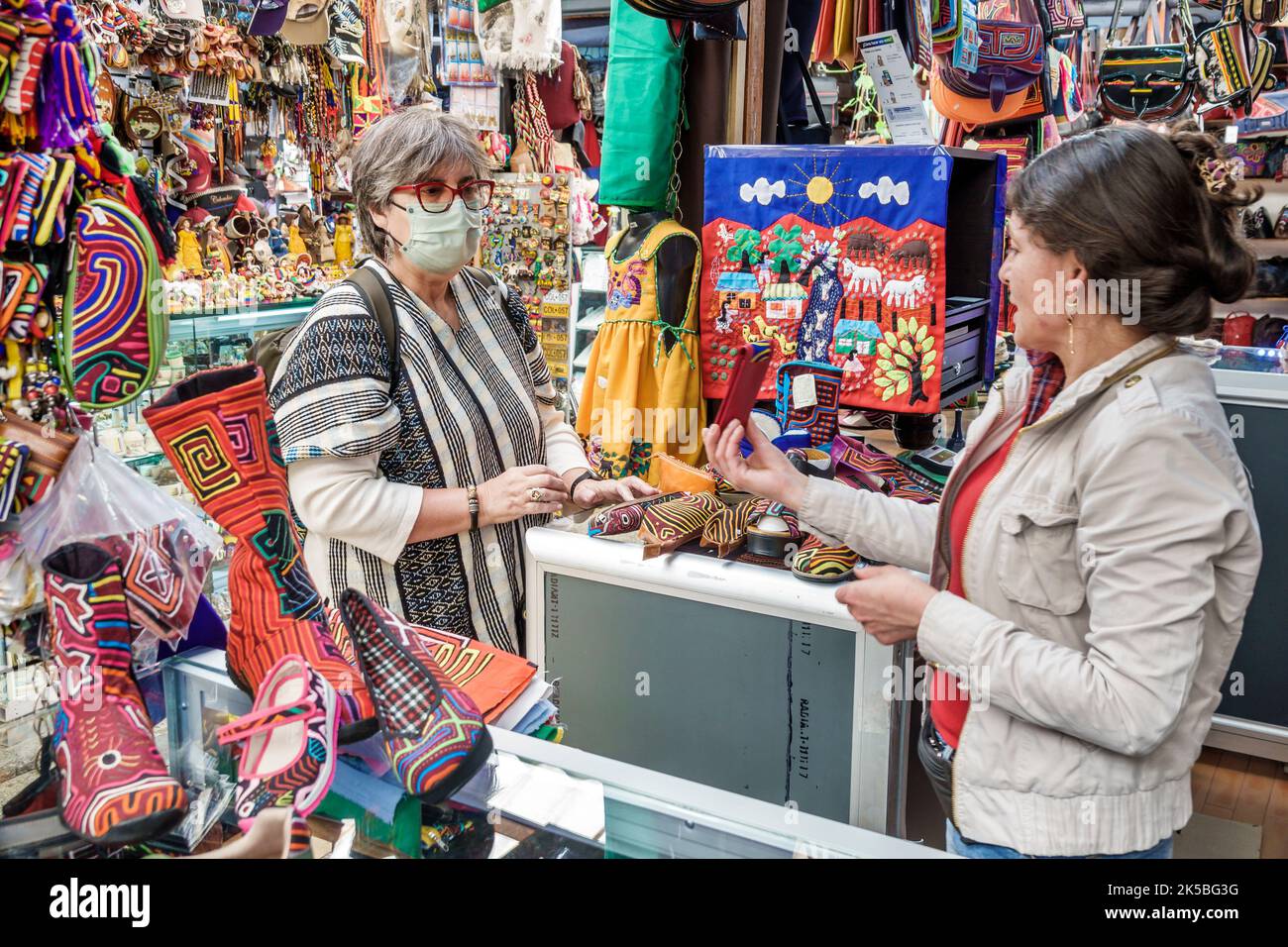 Santa fe galeria artesanal de colombia interior inside hi-res stock ...