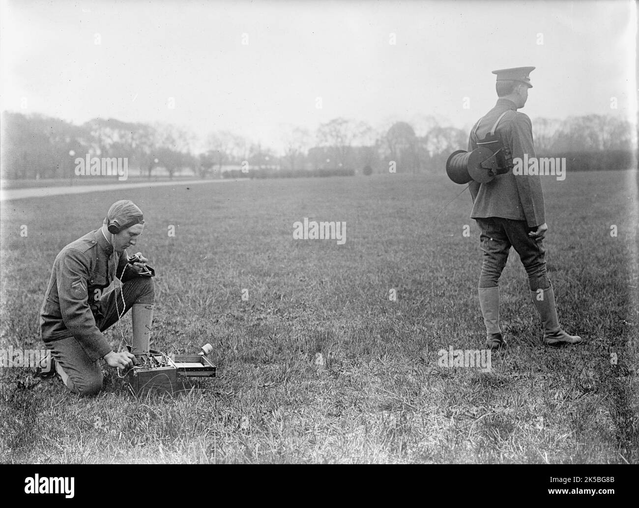 Army, U.S. Field Buzzer, 1915. First World War: device which could be ... Army, U.S. Field Buzzer, 1915. First World War: device which could be ...