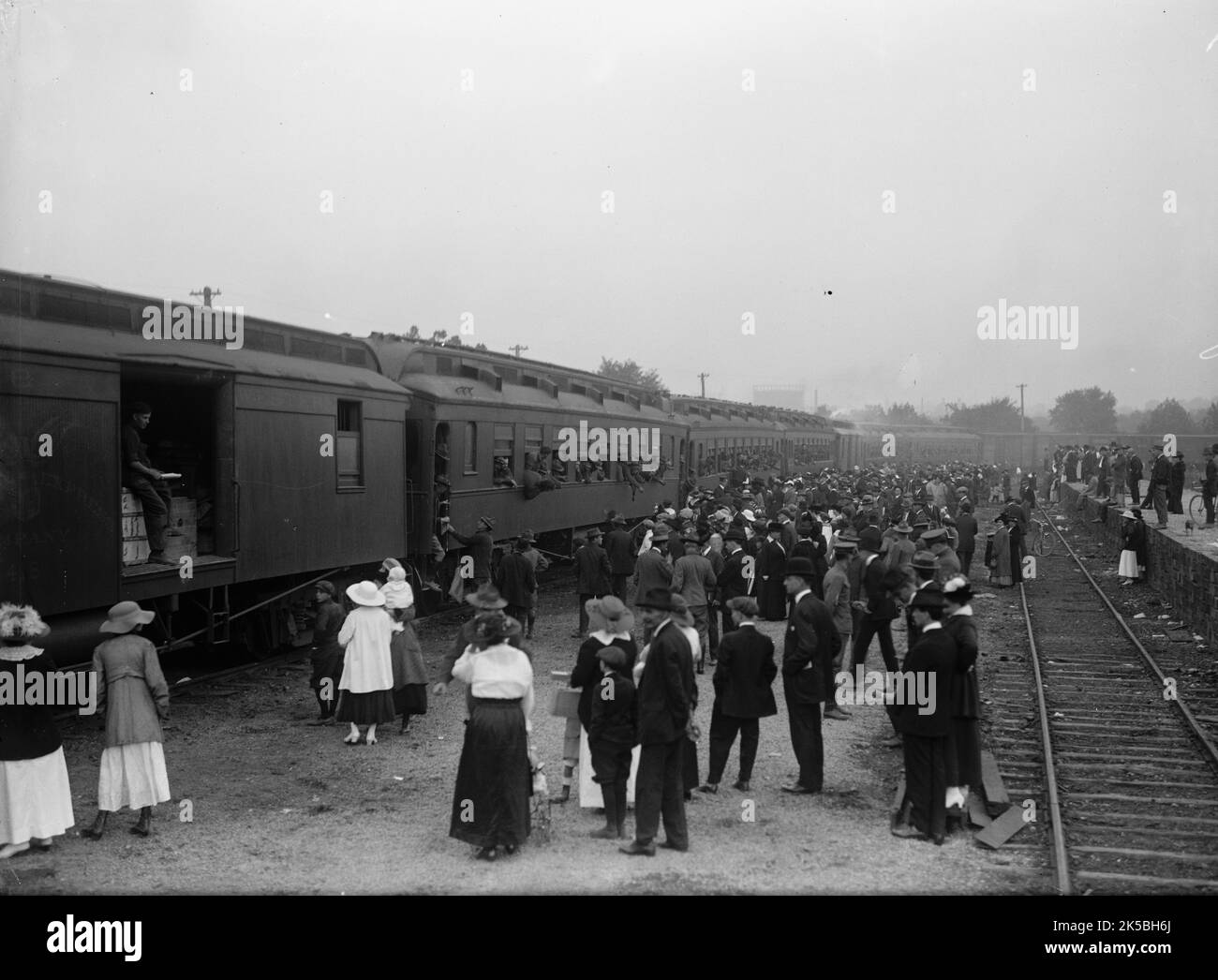Waving off a train hi-res stock photography and images - Alamy