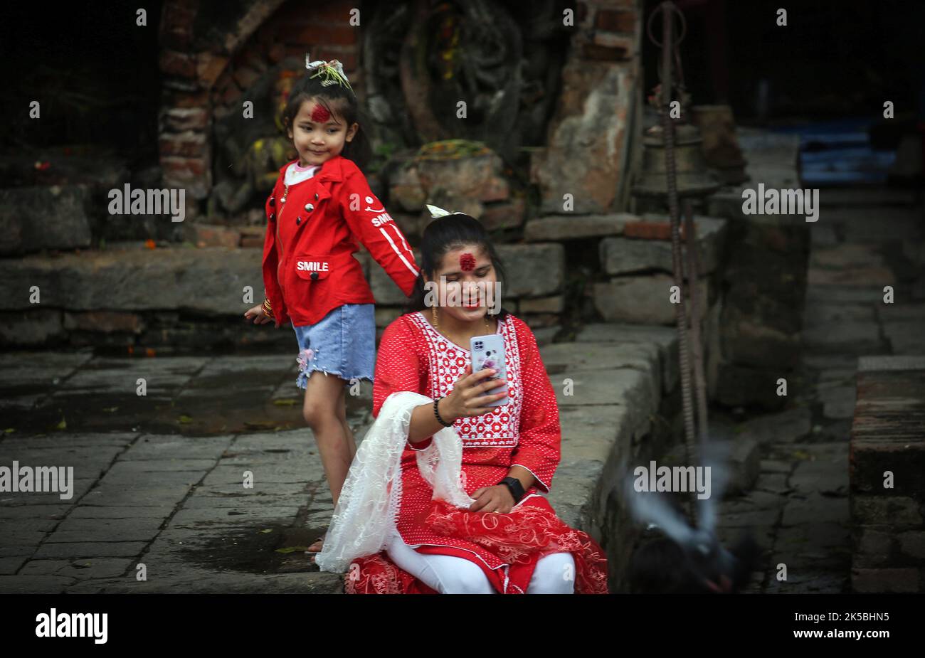 Kathmandu, Bagmati, Nepal. 7th Oct, 2022. A small girl and her mother ...
