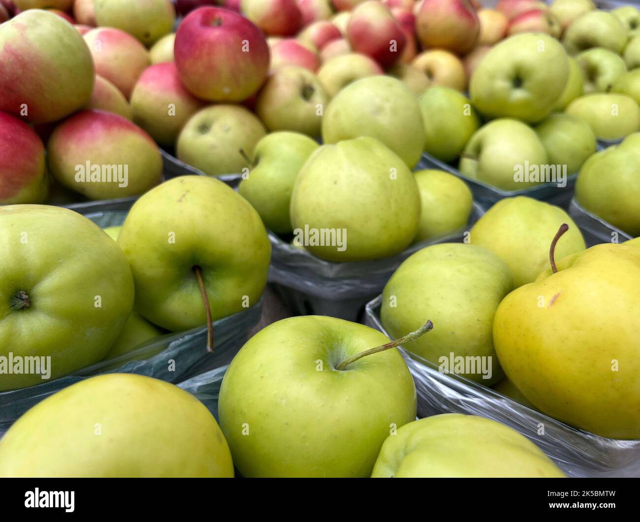 Baskets of freshly harvested apples at a roadside stand in New York ...