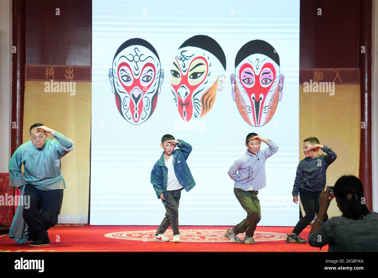 China opera kids hi-res stock photography and images - Alamy