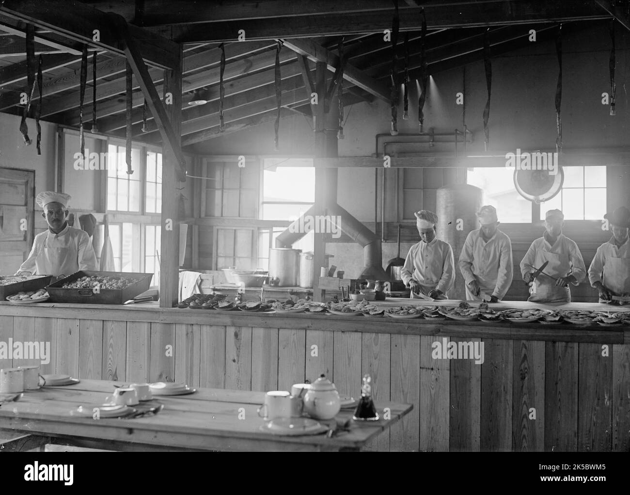 Army base kitchen hi-res stock photography and images - Alamy