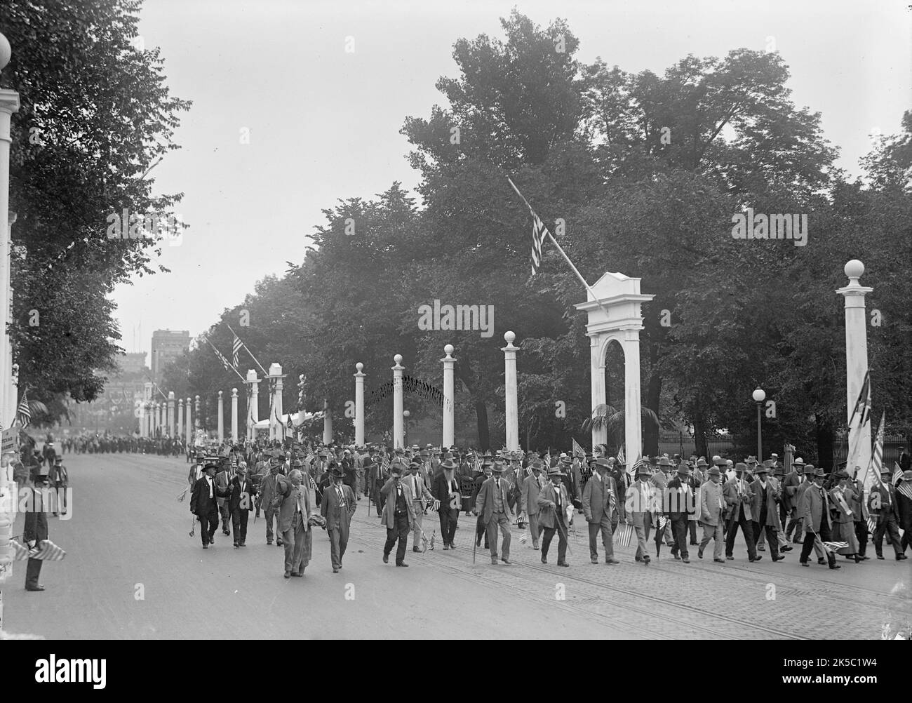 Confederate Reunion - Parade Passing Through Court of Honor, 1917 ...