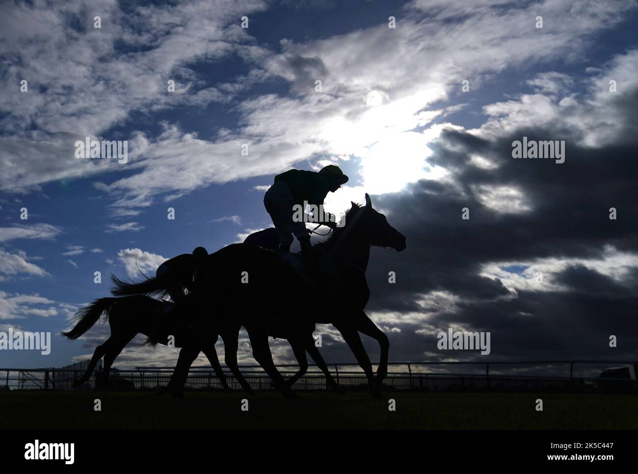 Runners and riders following the bet365 Old Rowley Cup Handicap during ...