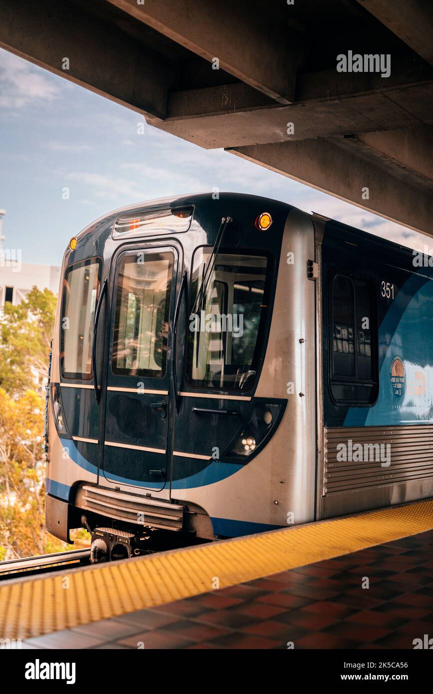train in the city miami usa florida transport Stock Photo - Alamy