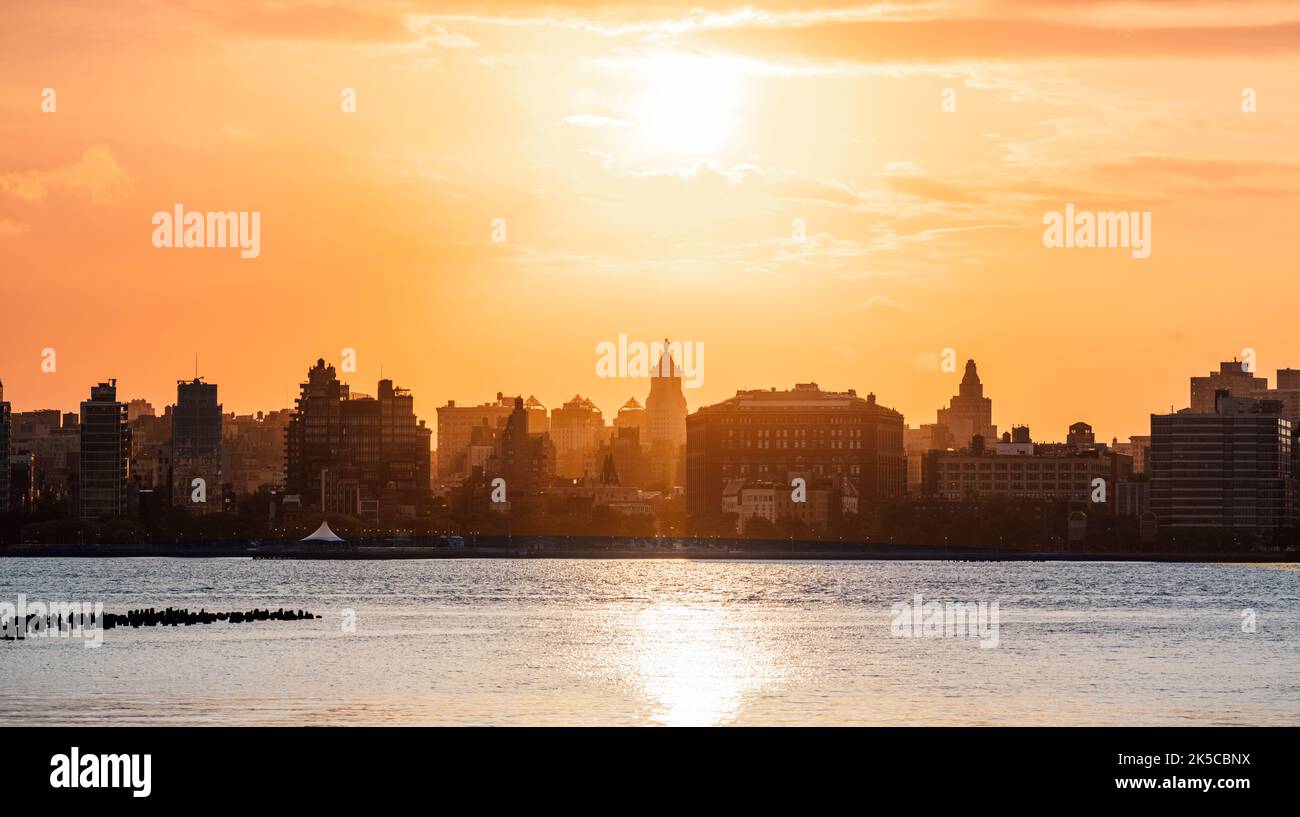 sunrise over the river views Manhattan new York sun Stock Photo - Alamy