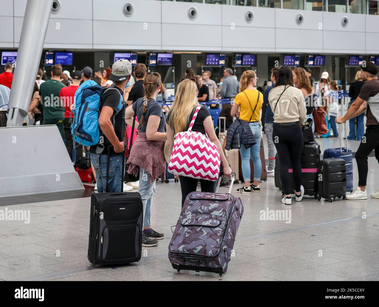 Check in counter airport hi-res stock photography and images - Alamy