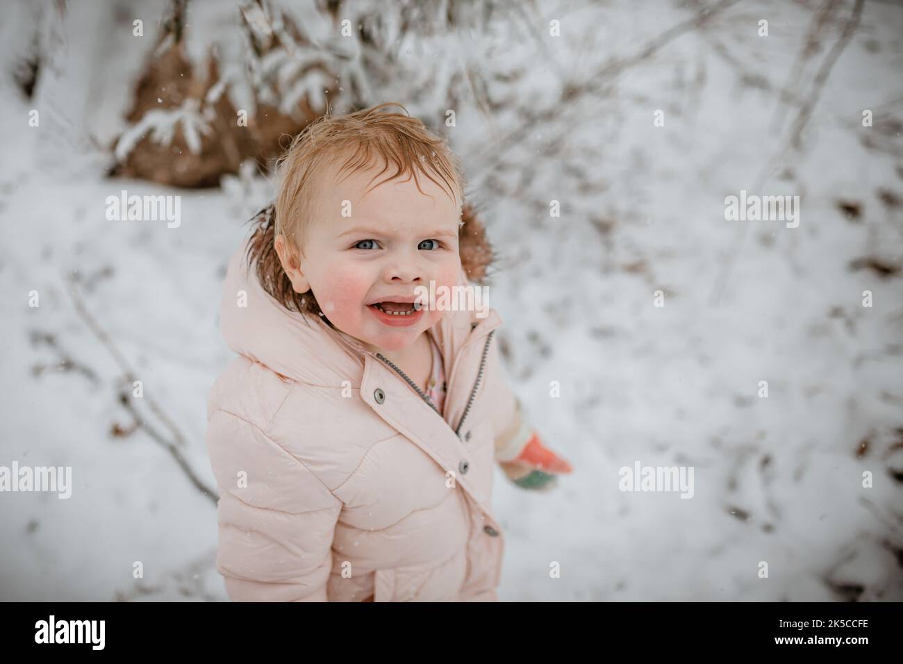Toddler snow no hat hi-res stock photography and images - Alamy