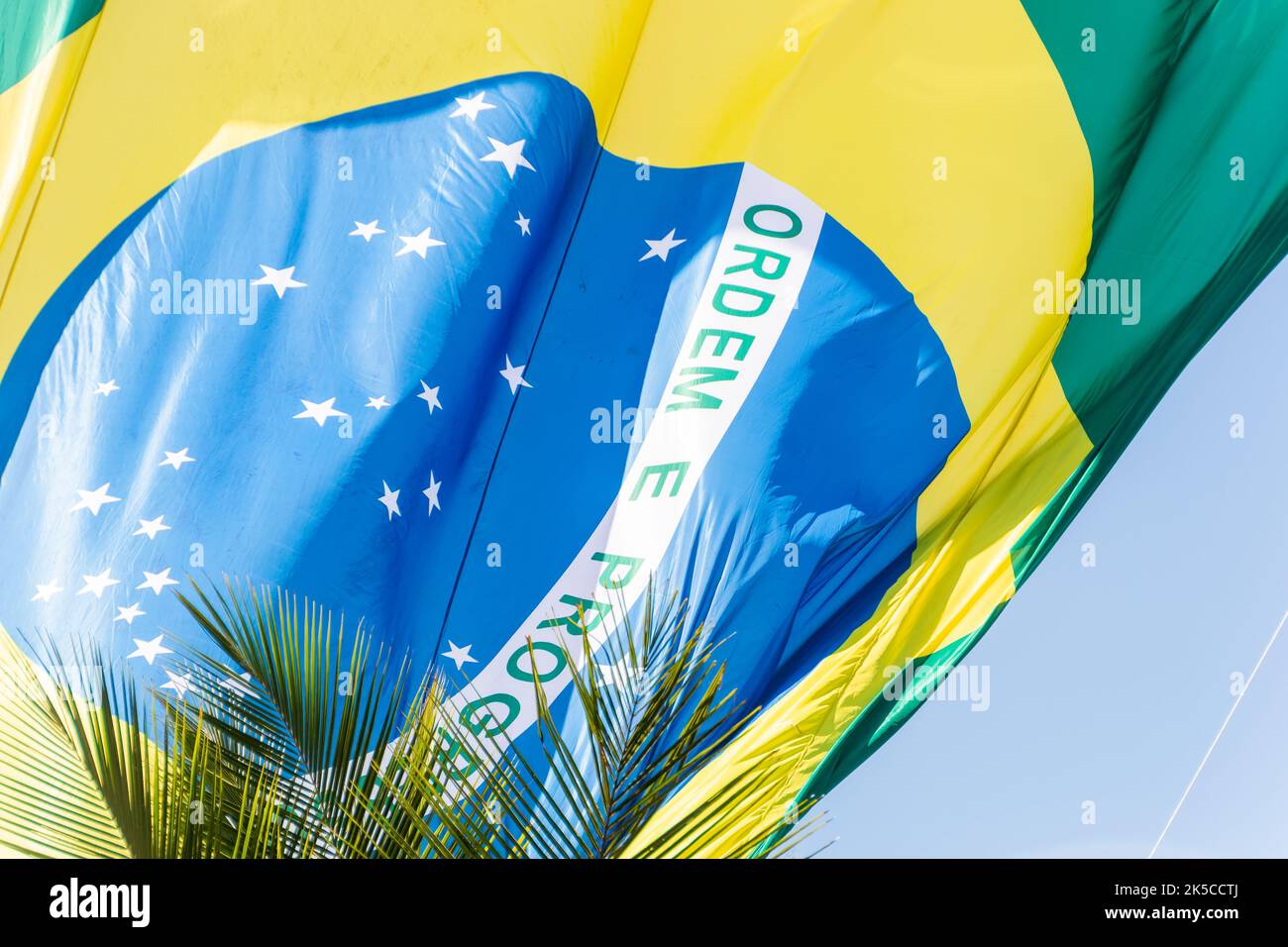 Photo waving brazilian flag hi-res stock photography and images - Alamy