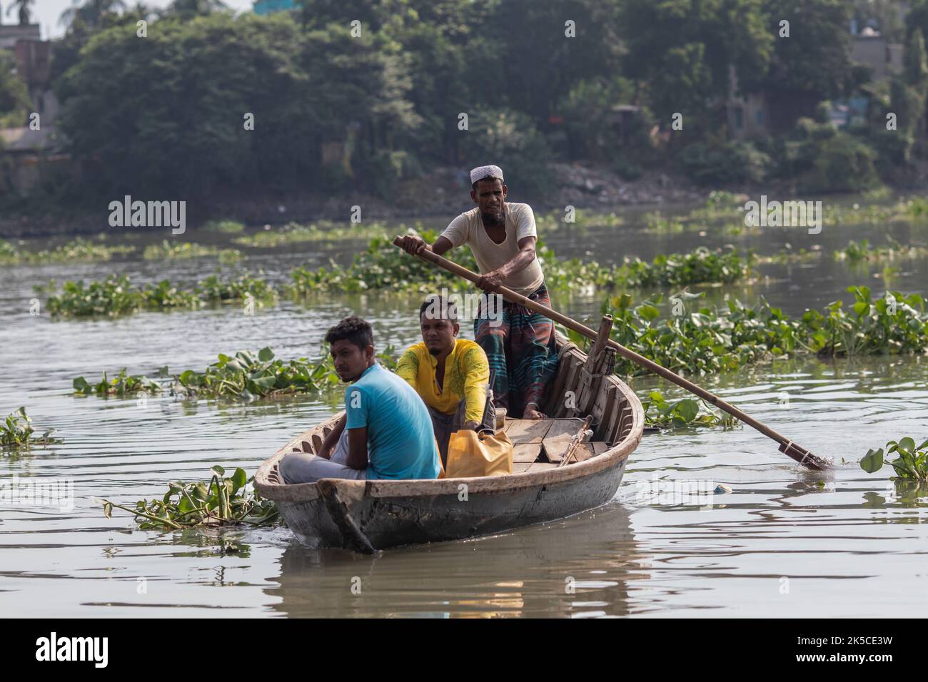 People cross the busy Buriganga river by boats in Dhaka Stock Photo - Alamy