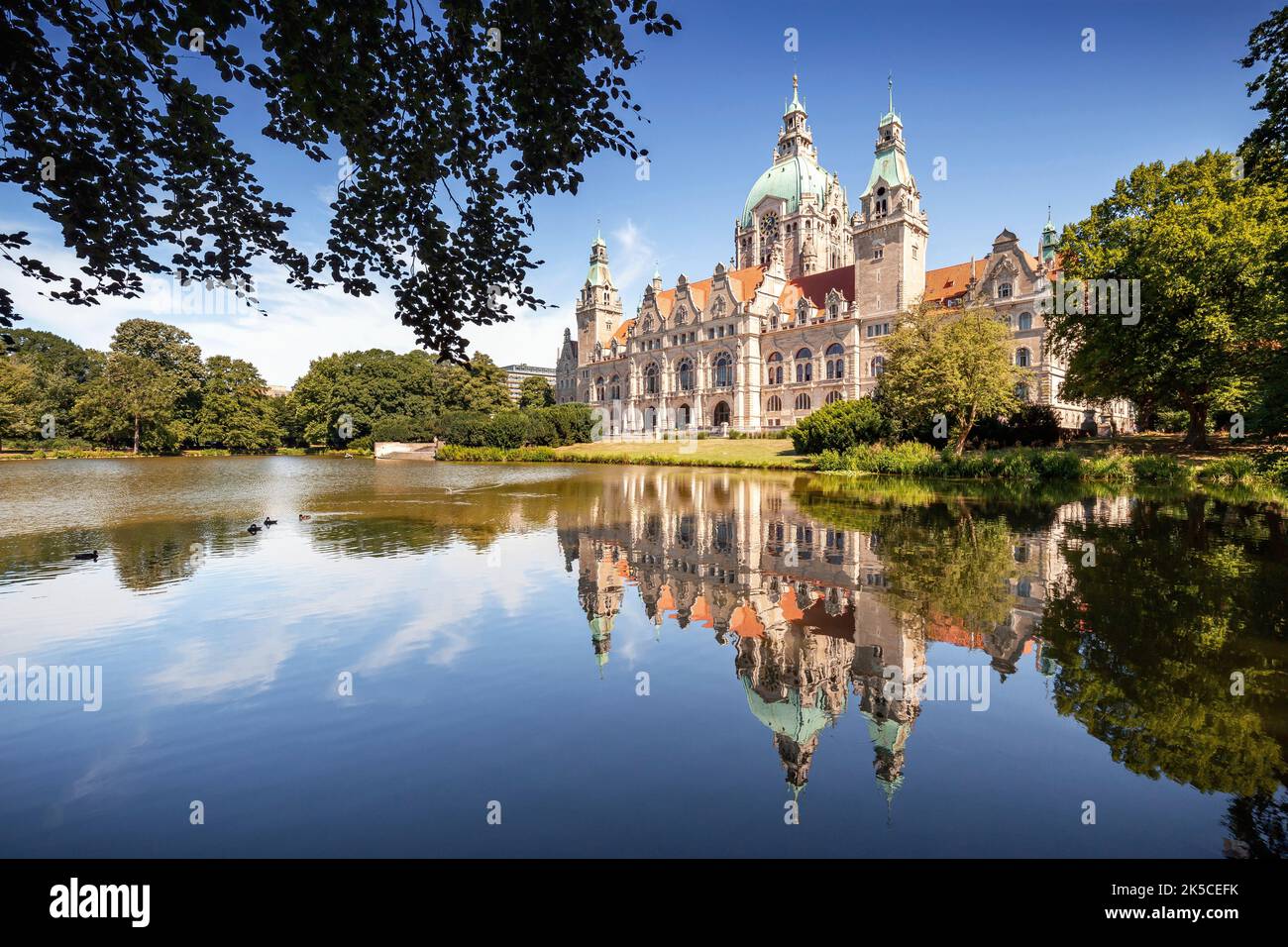New city hall in green city Hannover, Lower Saxony, Germany Stock Photo ...