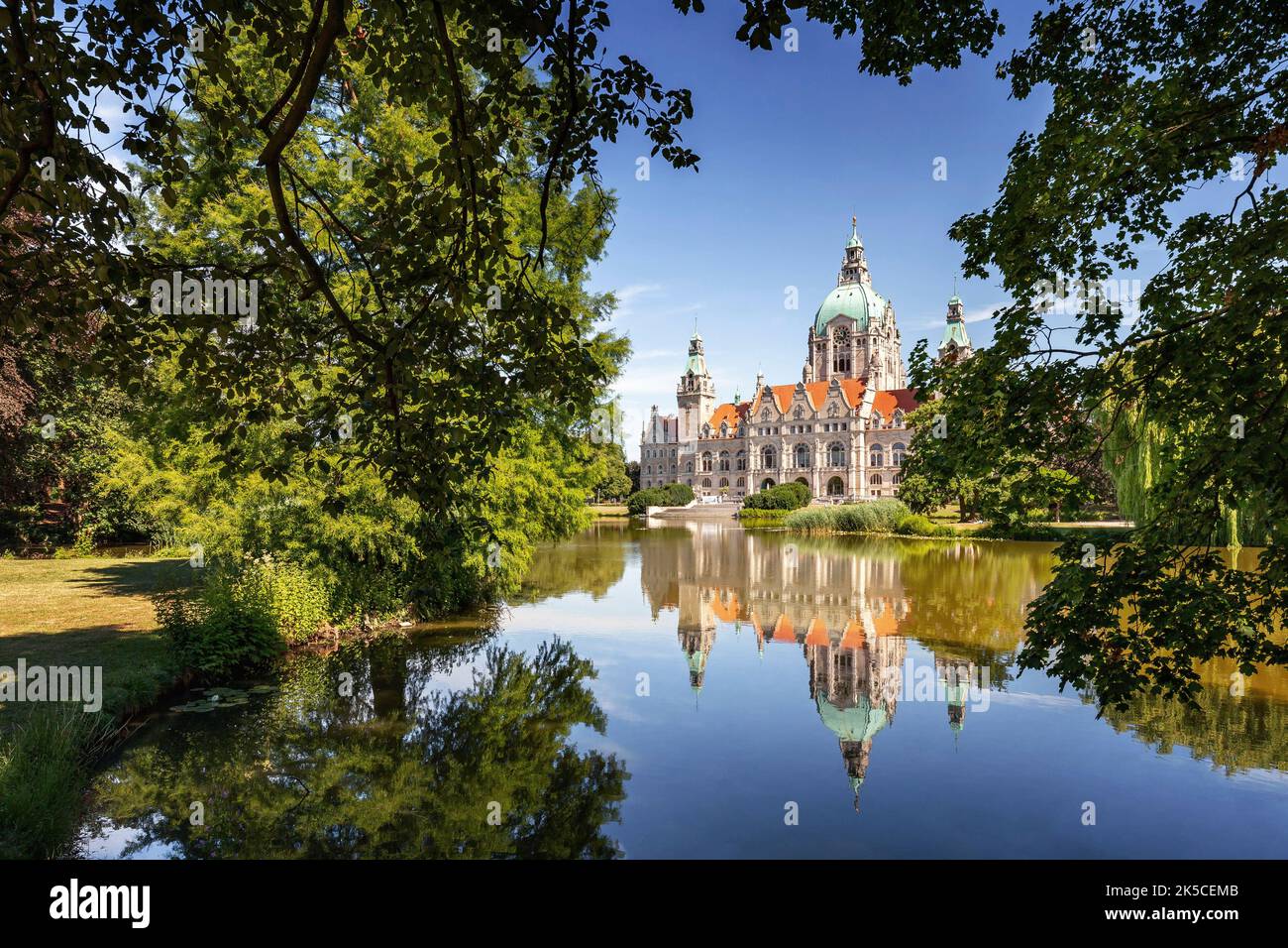 New city hall in green city Hannover, Lower Saxony, Germany Stock Photo ...