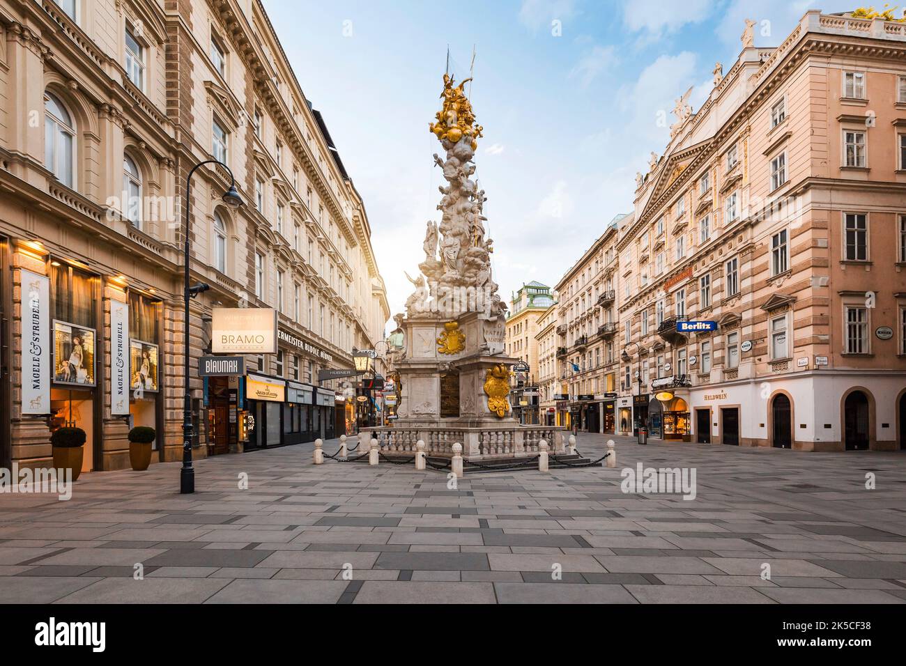 Popular shopping street and pedestrian zone Graben in downtown Vienna ...