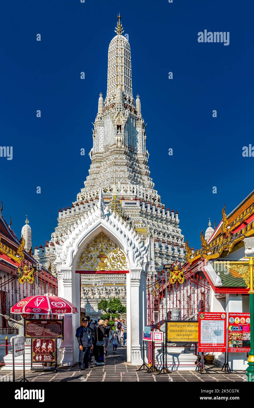 Entrance gate, behind the central Prang, Phra Prang, Wat Arun, Temple ...