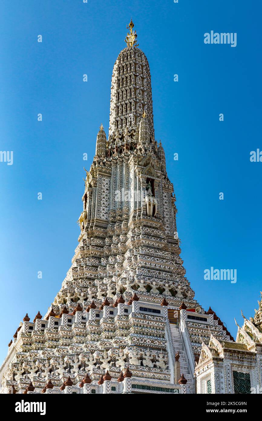 The central temple tower, Phra Prang, Wat Arun, Temple of Dawn, Bangkok ...