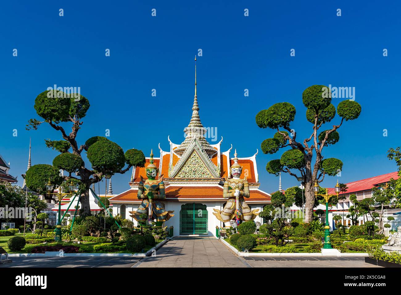Entrance portal with Yaksha guards, Wat Arun, Royal Temple Complex ...