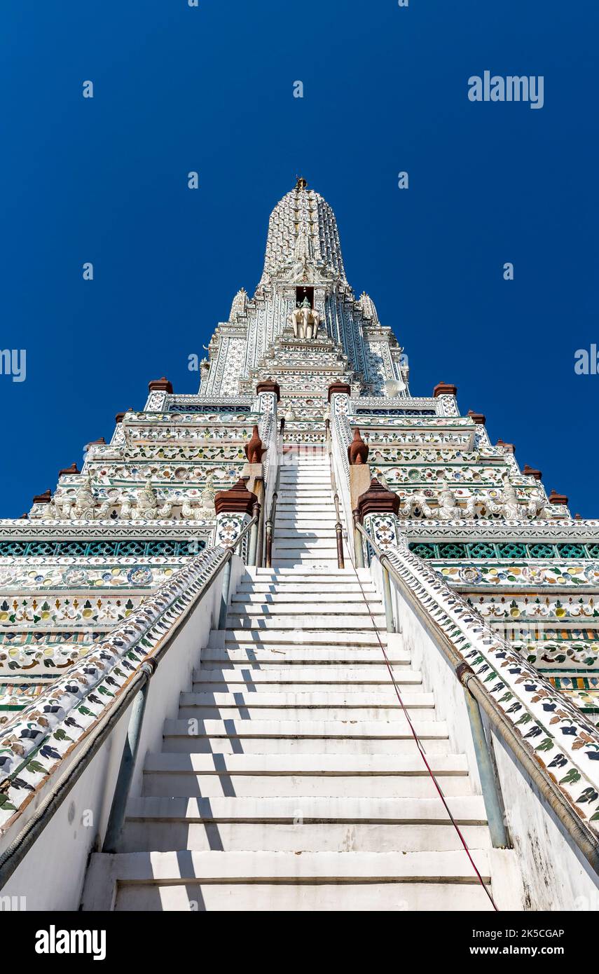 The central temple tower, Phra Prang, Wat Arun, Temple of Dawn, Bangkok ...