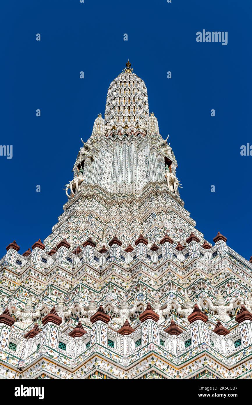 Large temple tower with decorations, Phra Prang, Wat Arun, Temple of ...