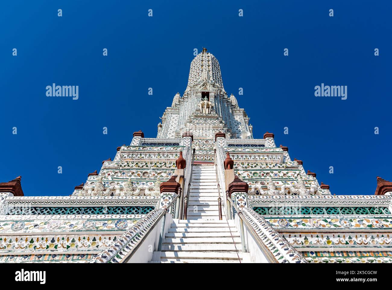 The central temple tower, Phra Prang, Wat Arun, Temple of Dawn, Bangkok ...