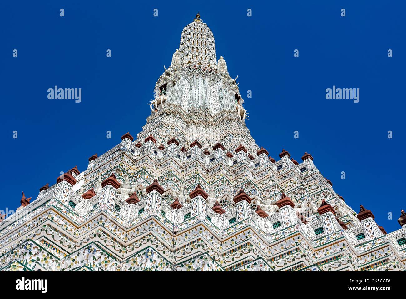 Large temple tower with decorations, Phra Prang, Wat Arun, Temple of ...