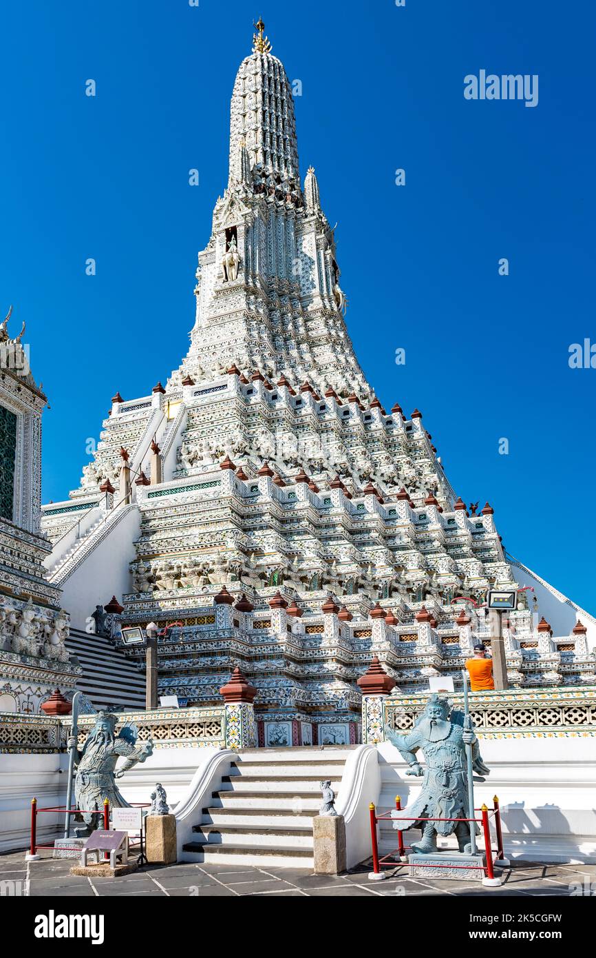 The central temple tower, Phra Prang, Wat Arun, Temple of Dawn, Bangkok ...