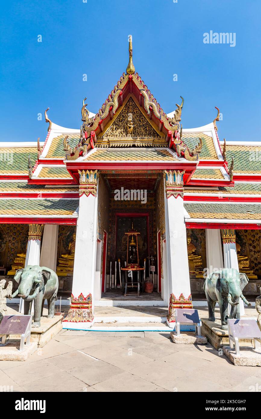 Stone sculptures, gallery with sitting Buddhas, Wat Arun, Temple of ...