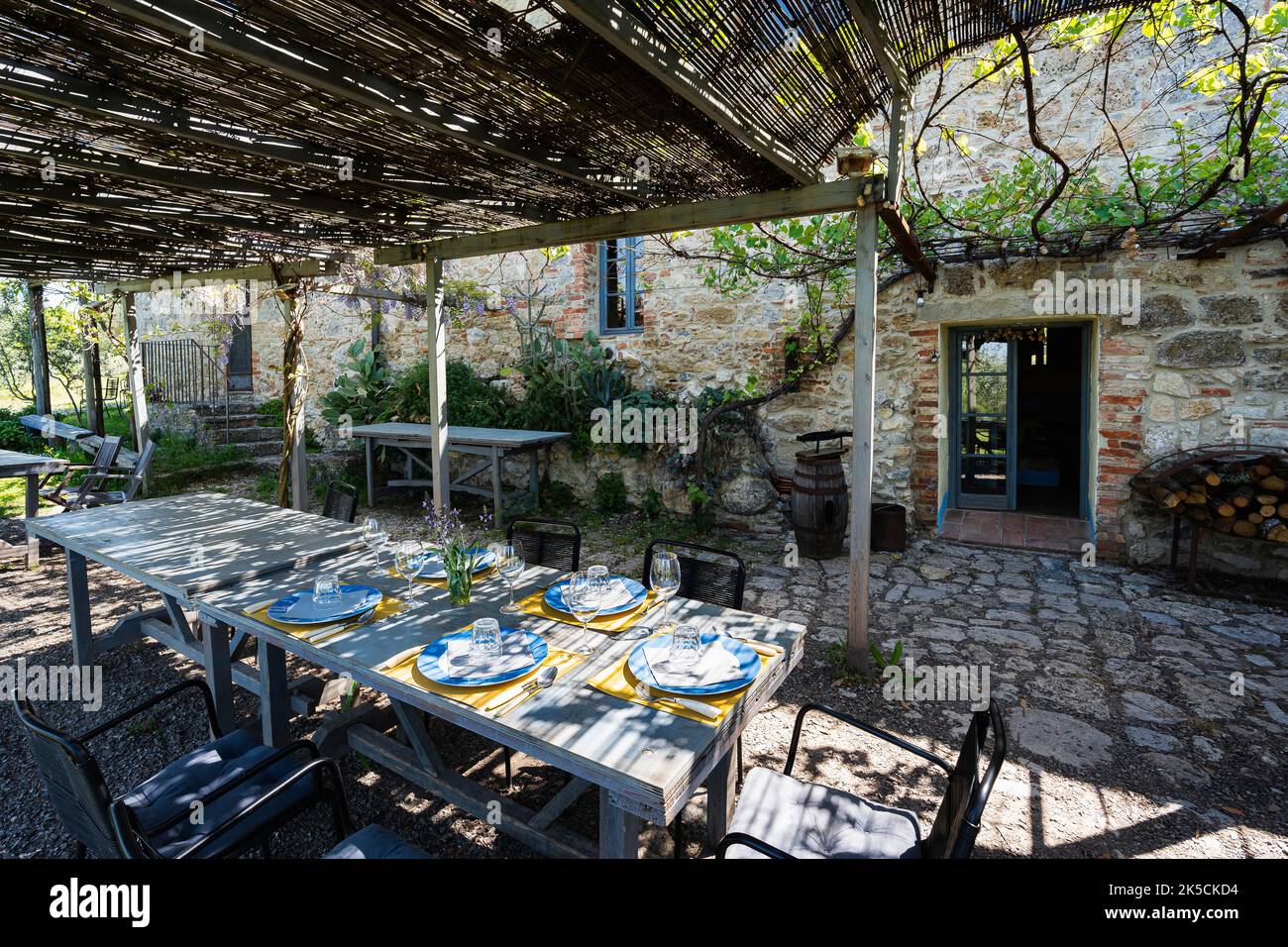Pergola, table set, agriturismo, tuscany, italy Stock Photo - Alamy