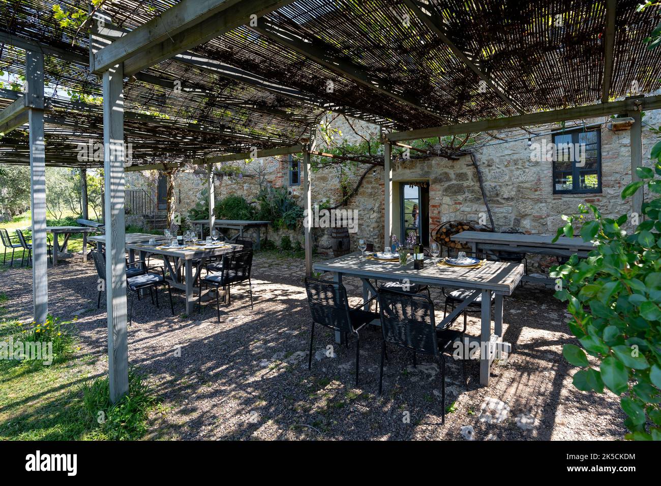 Pergola, table set, agriturismo, tuscany, italy Stock Photo - Alamy