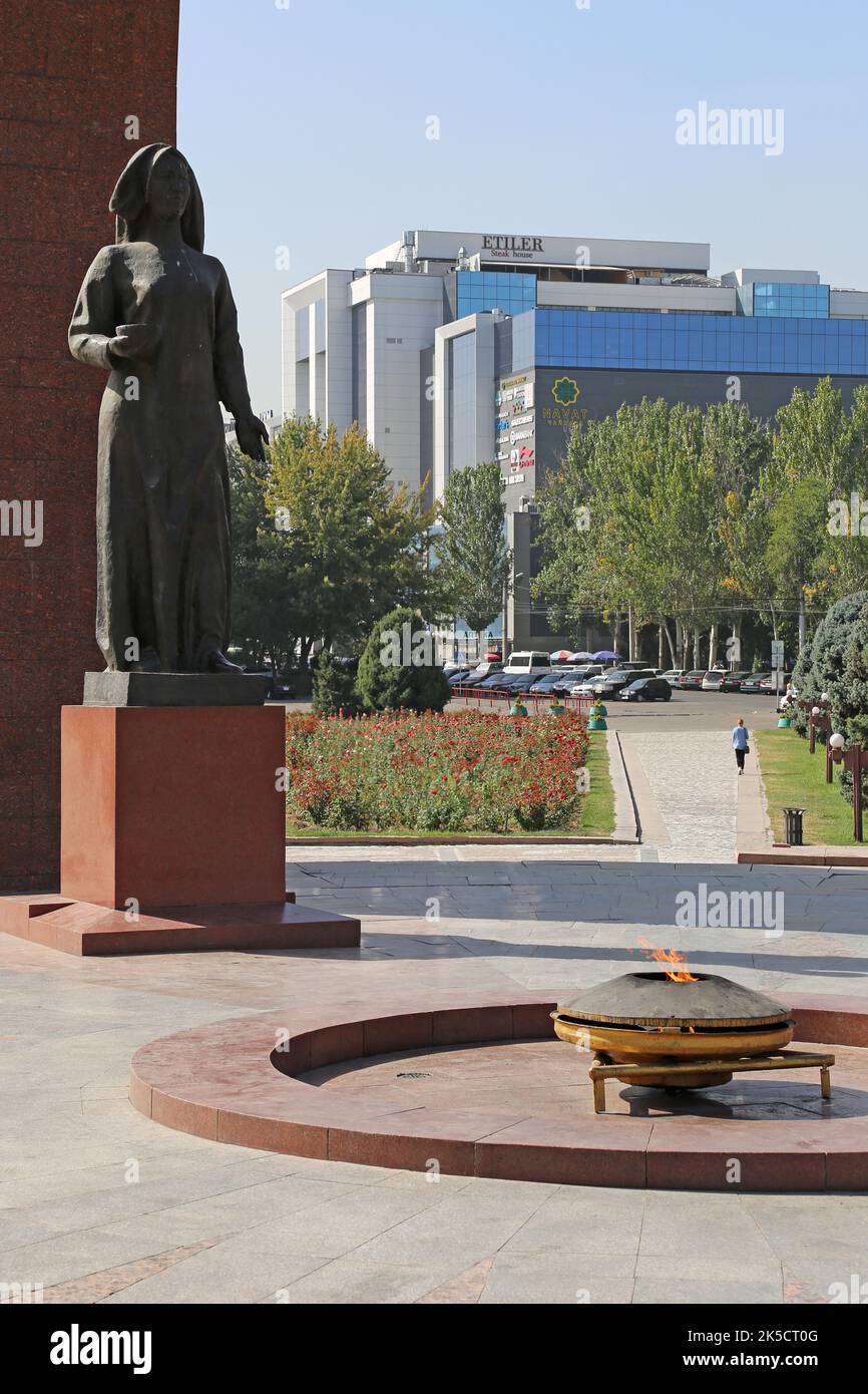 WW2 Victory Monument and Eternal Flame, Pobeda (Victory) Square ...