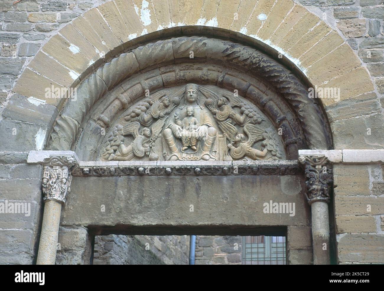 DETALLE DE LA PORTADA SEPTENTRIONAL DE LA BASILICA DE SANTA MARIA DE LA ...