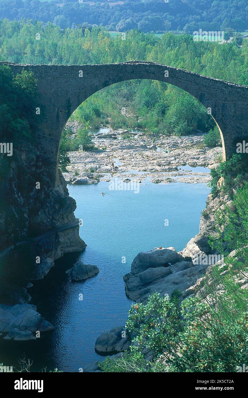 PUENTE MEDIEVAL SOBRE EL RIO LLIERCA. Location: EXTERIOR. Tortella ...