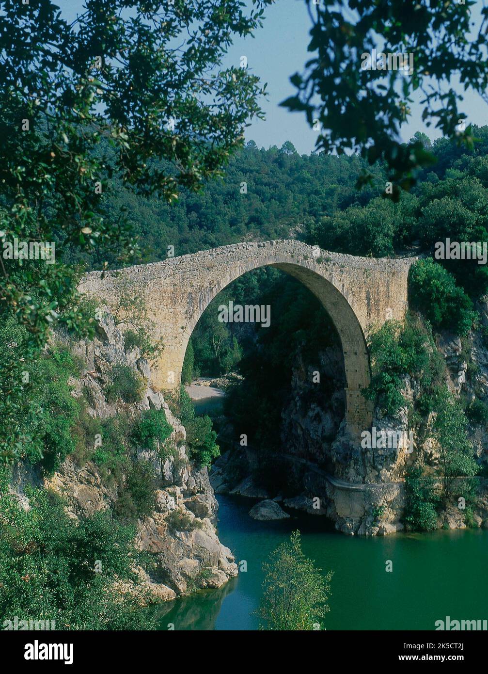 PUENTE MEDIEVAL SOBRE EL RIO LLIERCA. Location: EXTERIOR. Tortella ...