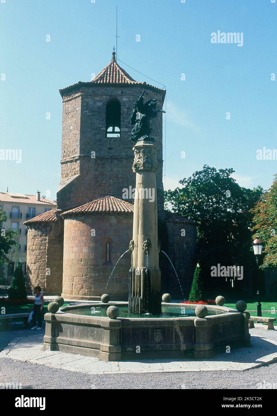 ABSIDE Y TORRE DE LA IGLESIA ROMANICA DEDICADA A SAN JUAN Y SAN PABLO ...