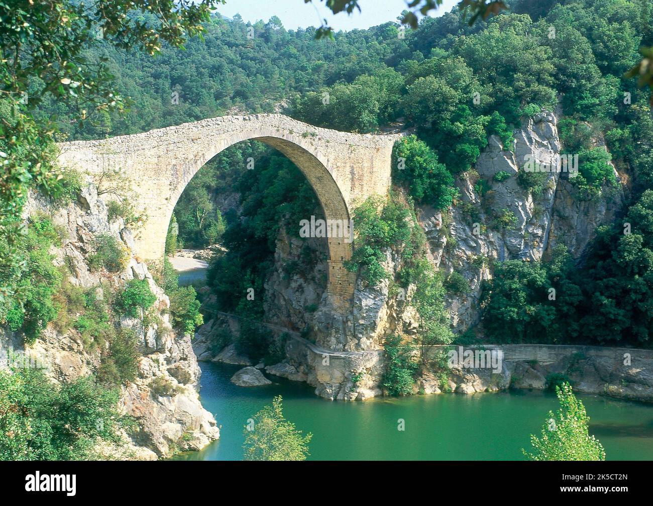 PUENTE MEDIEVAL SOBRE EL RIO LLIERCA. Location: EXTERIOR. Tortella ...