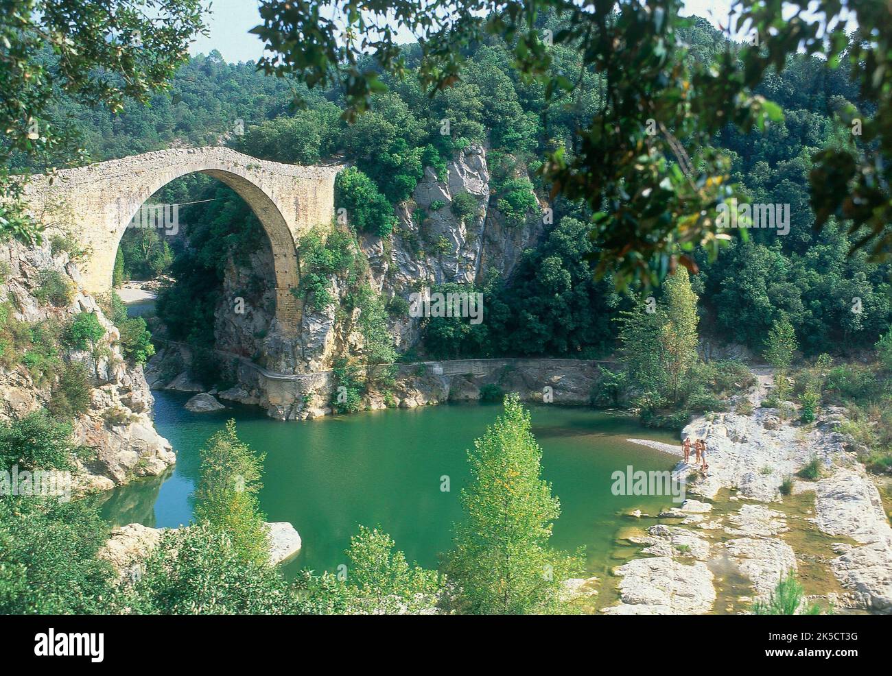 PUENTE MEDIEVAL SOBRE EL RIO LLIERCA. Location: EXTERIOR. Tortella ...