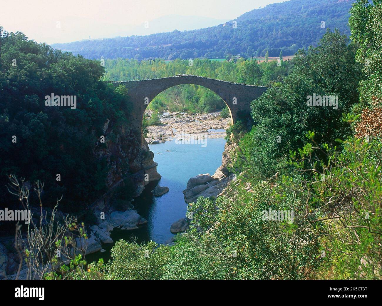PUENTE MEDIEVAL SOBRE EL RIO LLIERCA. Location: EXTERIOR. Tortella ...