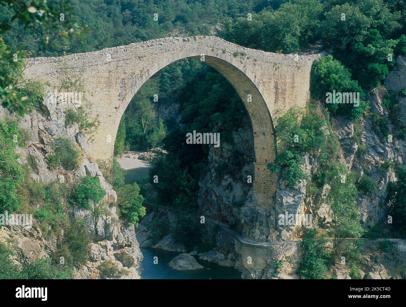 PUENTE MEDIEVAL SOBRE EL RIO LLIERCA. Location: EXTERIOR. Tortella ...