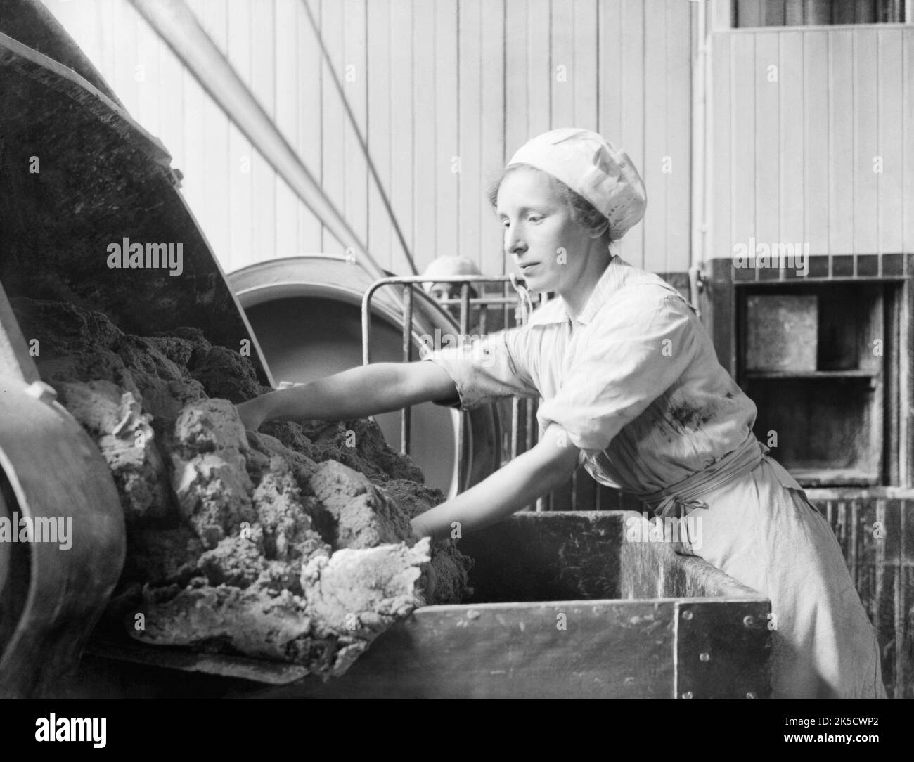The Employment Of Women In Britain 1914 1918 A Female Worker Operates