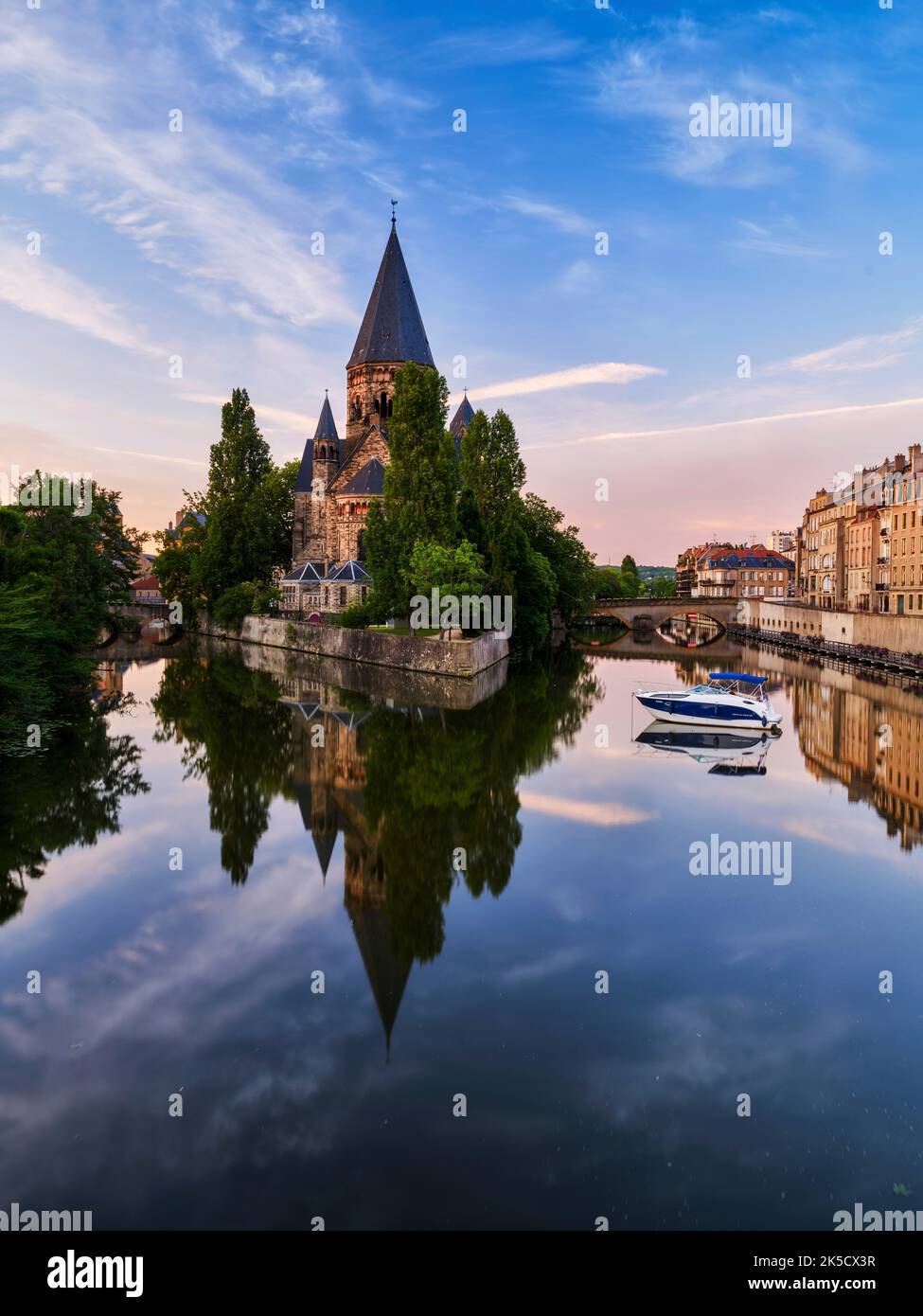 Devotional bridge hi-res stock photography and images - Alamy