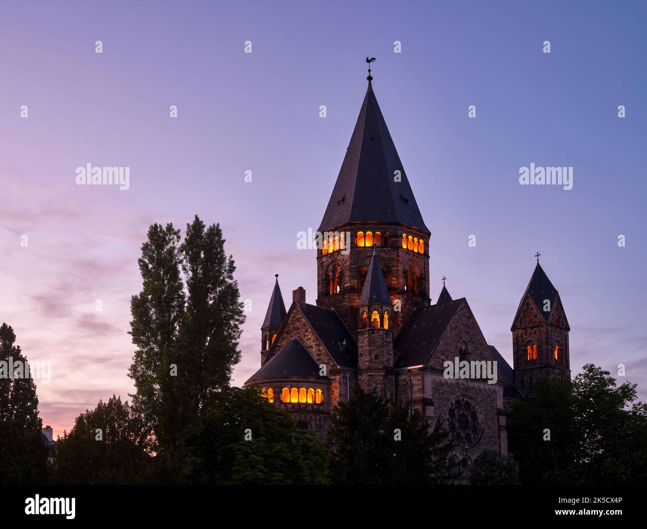 Riverfront temple hi-res stock photography and images - Alamy