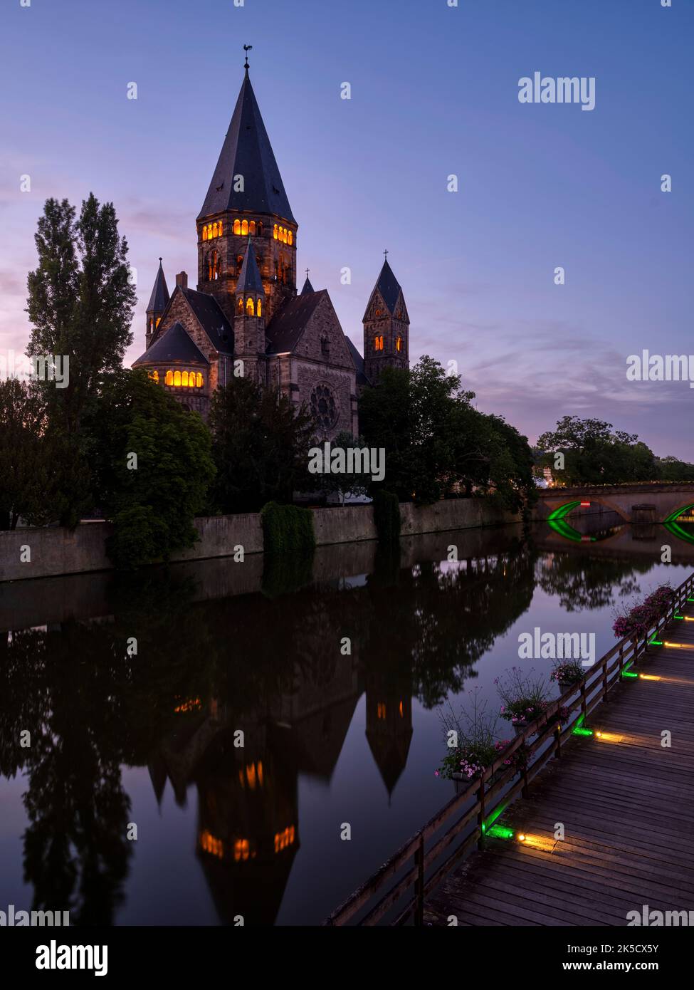 Devotional bridge hi-res stock photography and images - Alamy