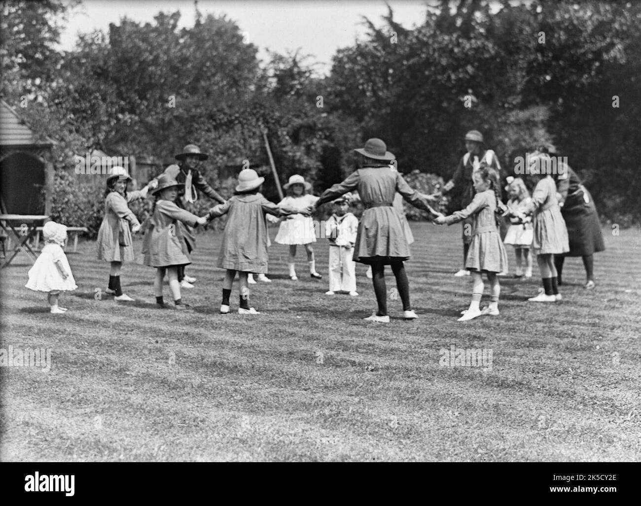 The Girl Guides Association in Britain, 1914-1918 Girl Guides play a ...