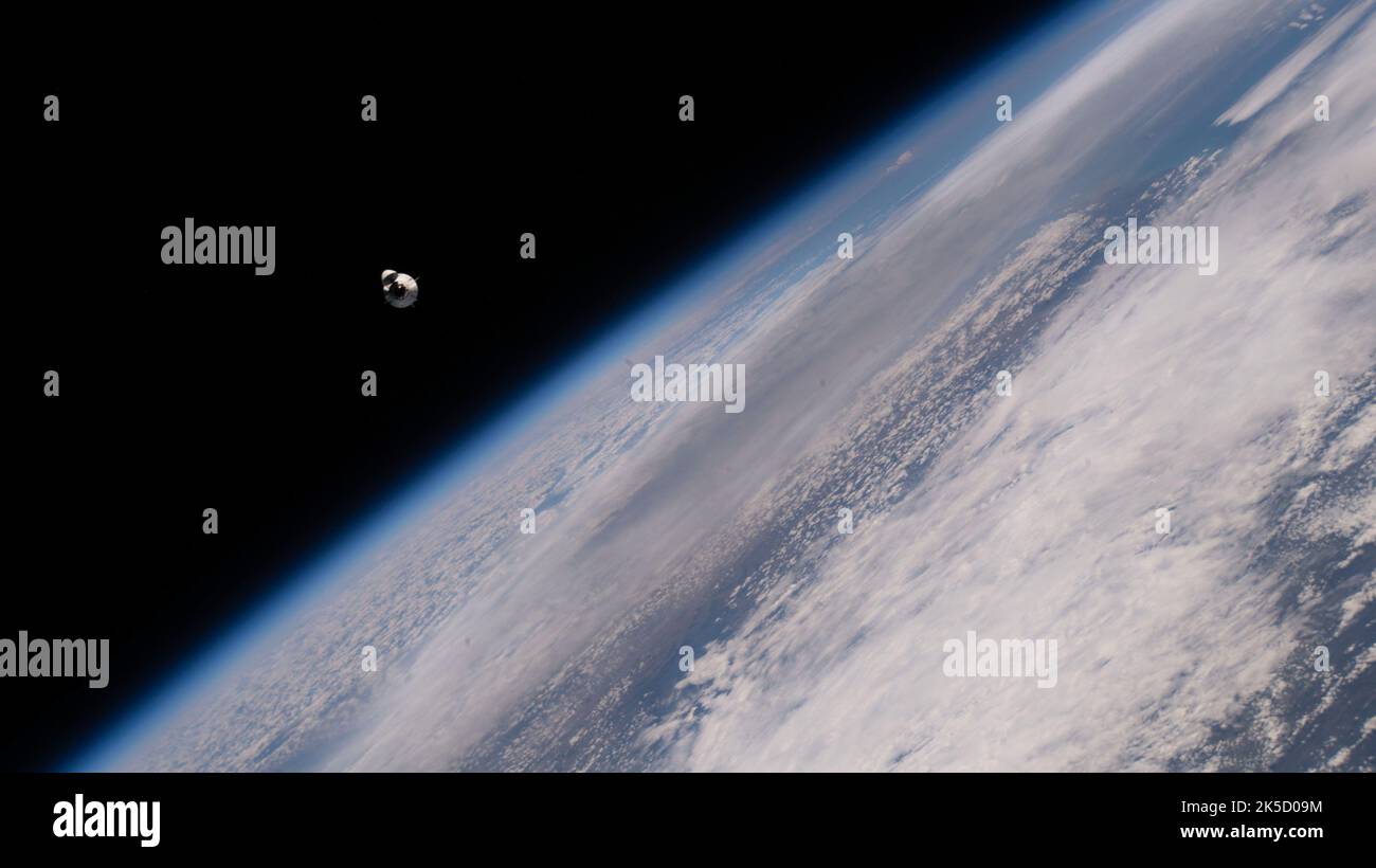 The SpaceX Dragon Endeavour crew ship carrying four Axiom Mission 1 ...