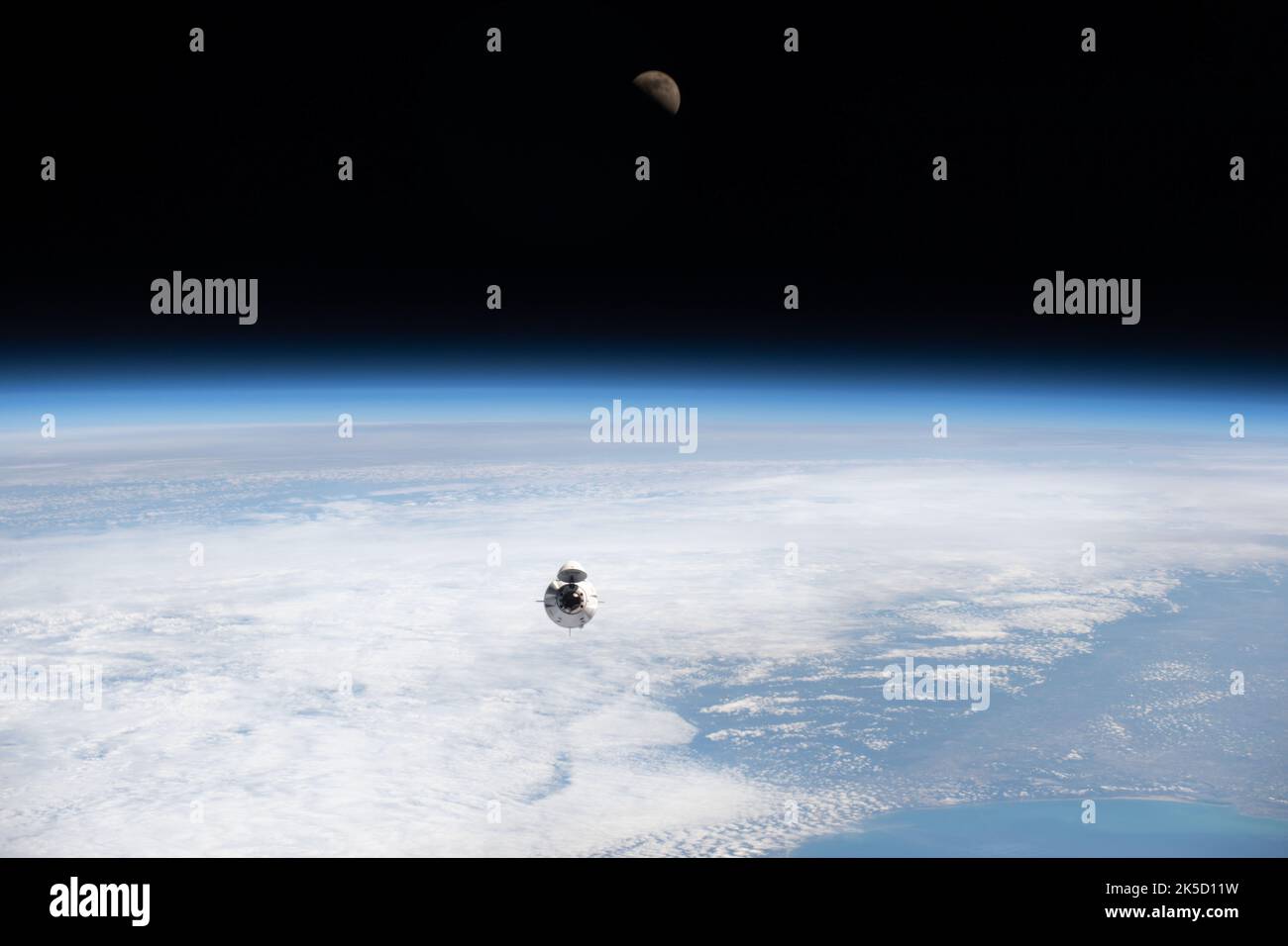 The SpaceX Dragon Endeavour carrying four Axiom Mission 1 astronauts ...