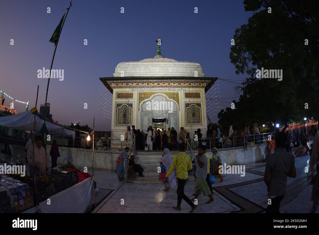 Pakistani Muslim devotees (Malang) take part in 399th URS birth ...