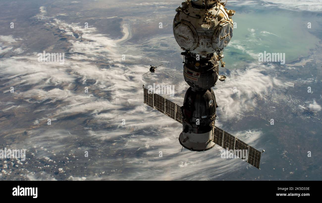 The Progress 81 cargo craft approaches the International Space Station ...