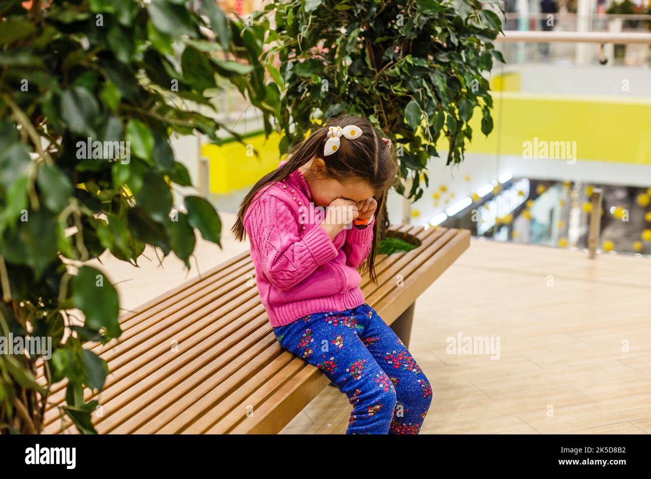 lost girl in the shopping center Stock Photo - Alamy
