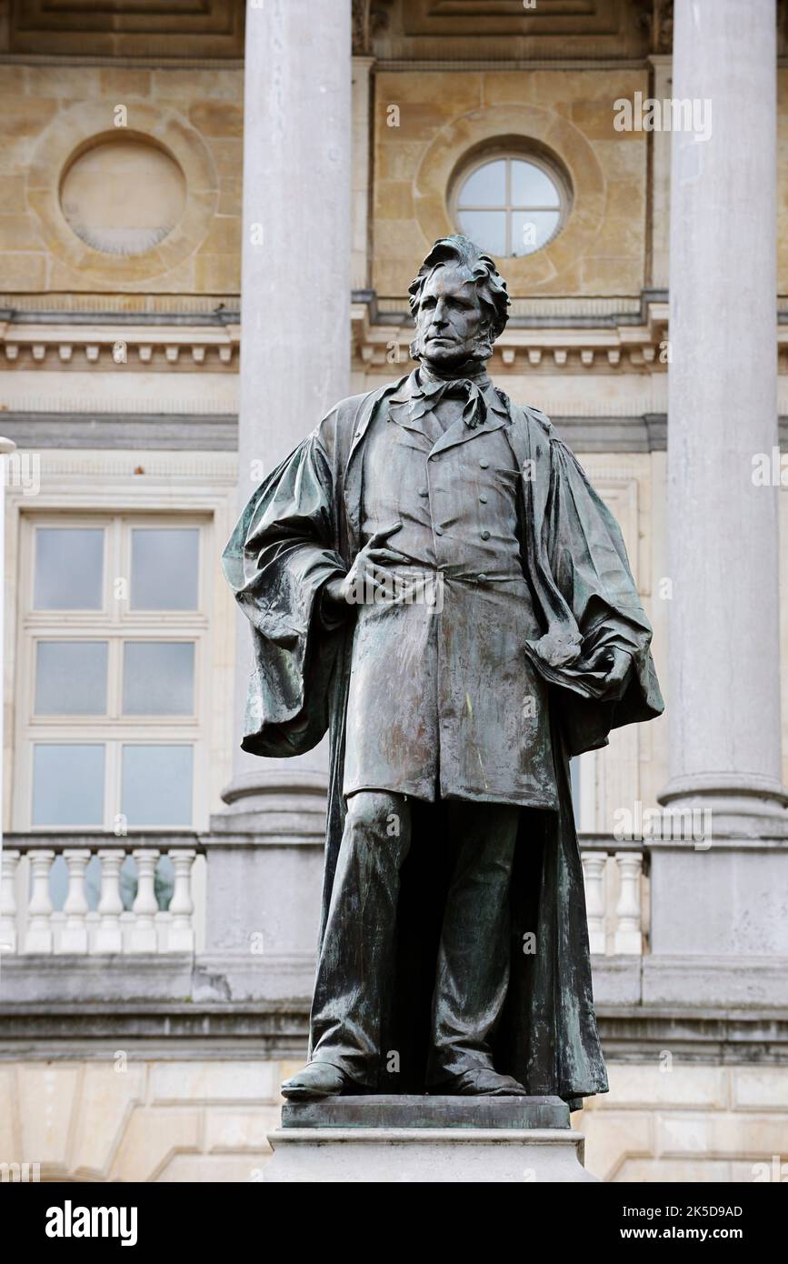 Hippolyte Metdepenningen statue in front of the Palace of Justice ...